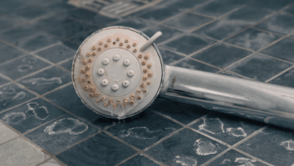 Nettoyer et enlever le calcaire d’une douche : 3 astuces clés